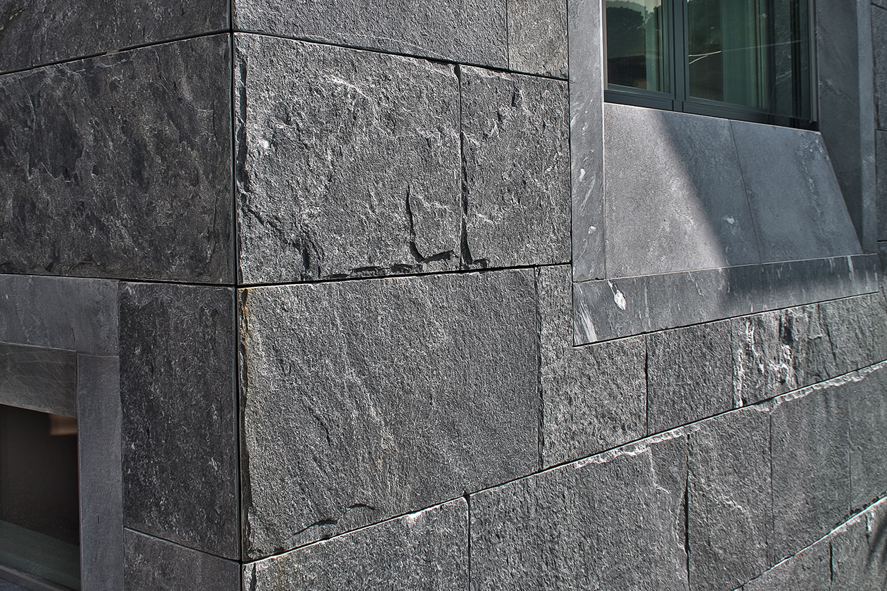 Fassadenplatten aus Rauriser Naturstein im Großformat