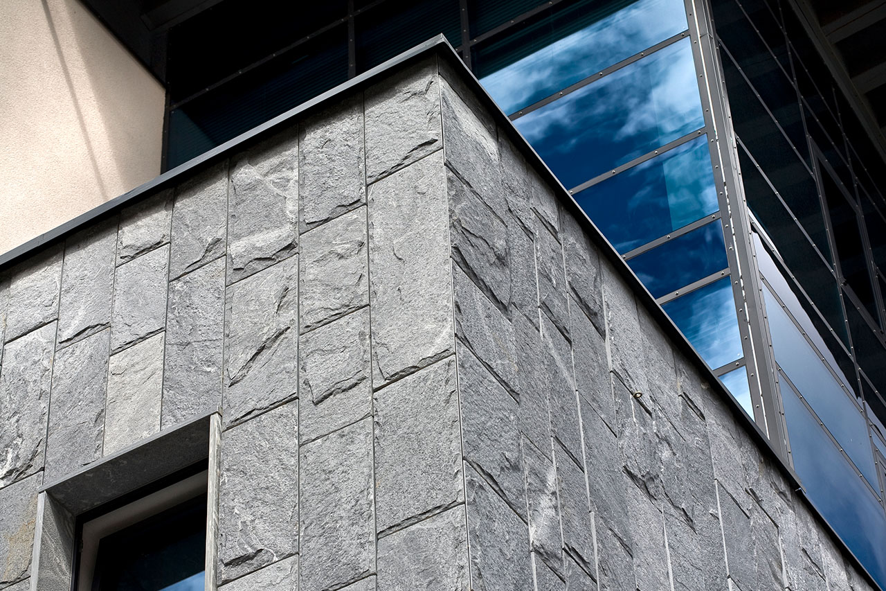 Fassadenplatten aus Rauriser Naturstein im Großformat