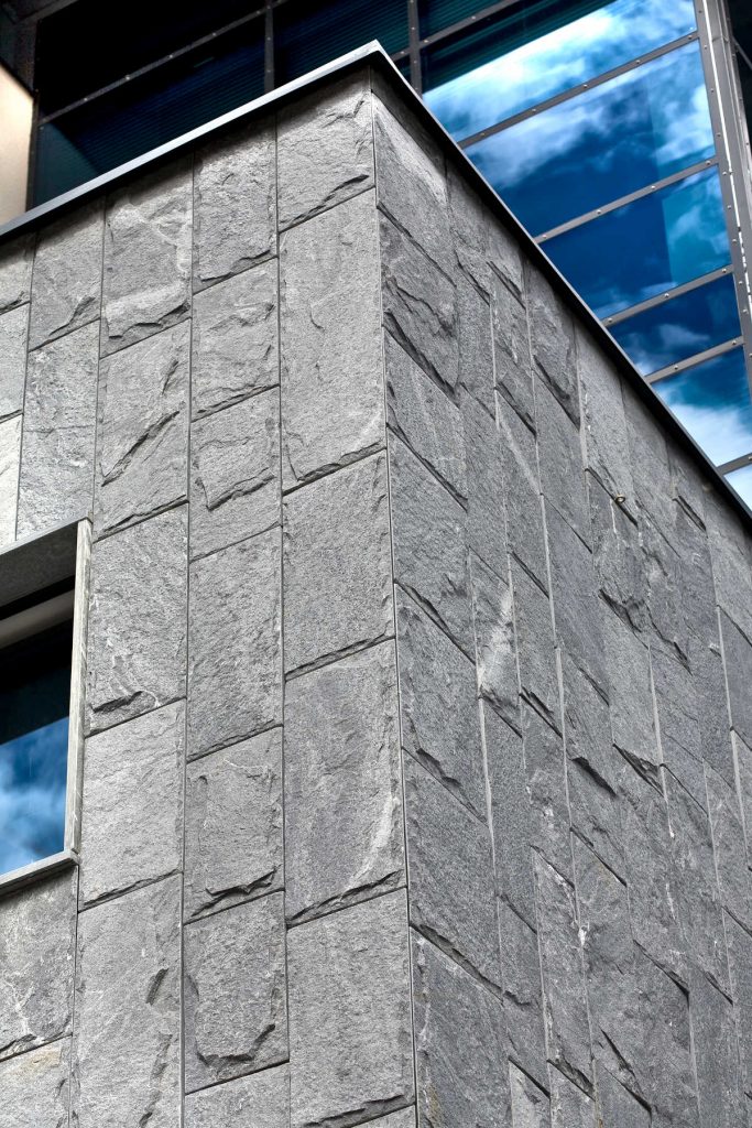 Fassadenplatten aus Rauriser Naturstein im Großformat